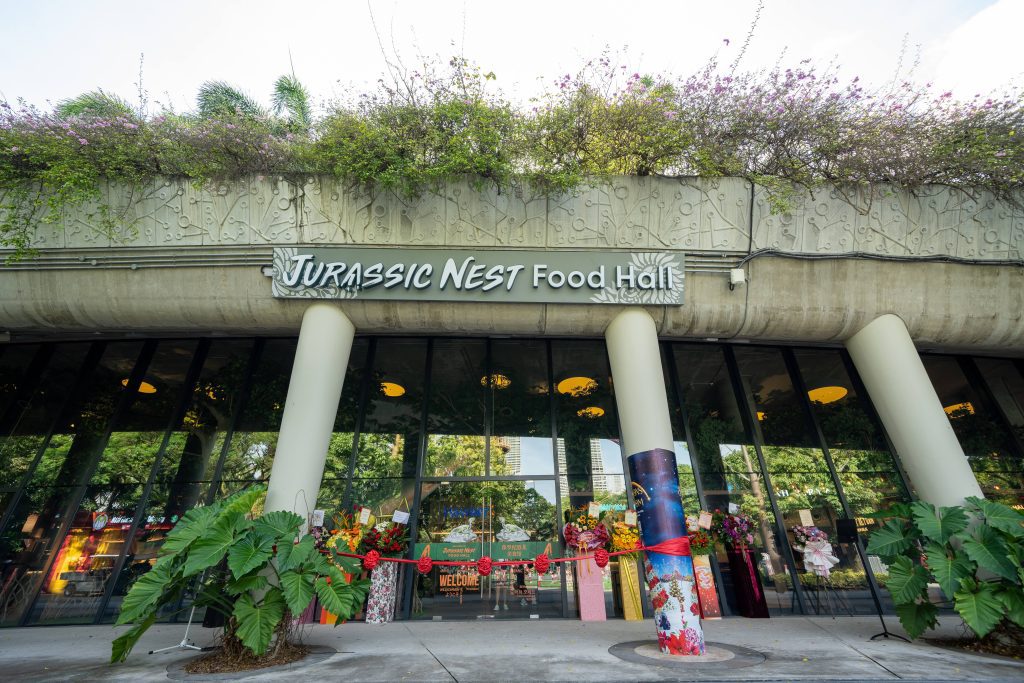 新加坡首家恐龙主题美食馆！五米高腕龙和凶猛暴龙伴你用餐 - Travellution 畅游行